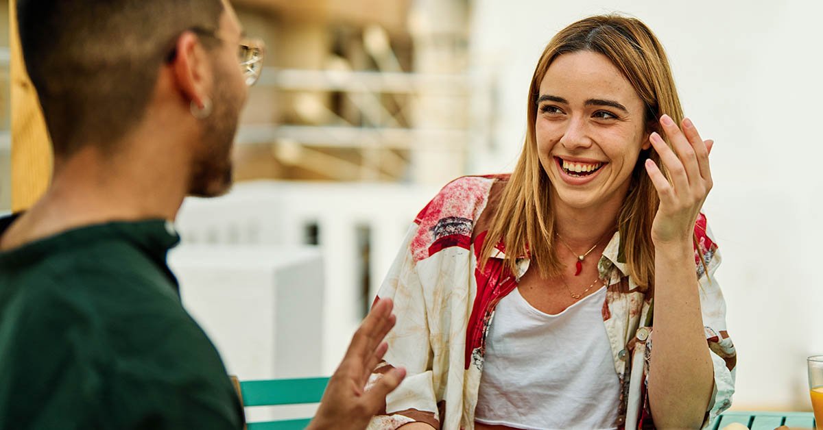 What Flirting Body Language Really Looks Like, According to Experts ...
