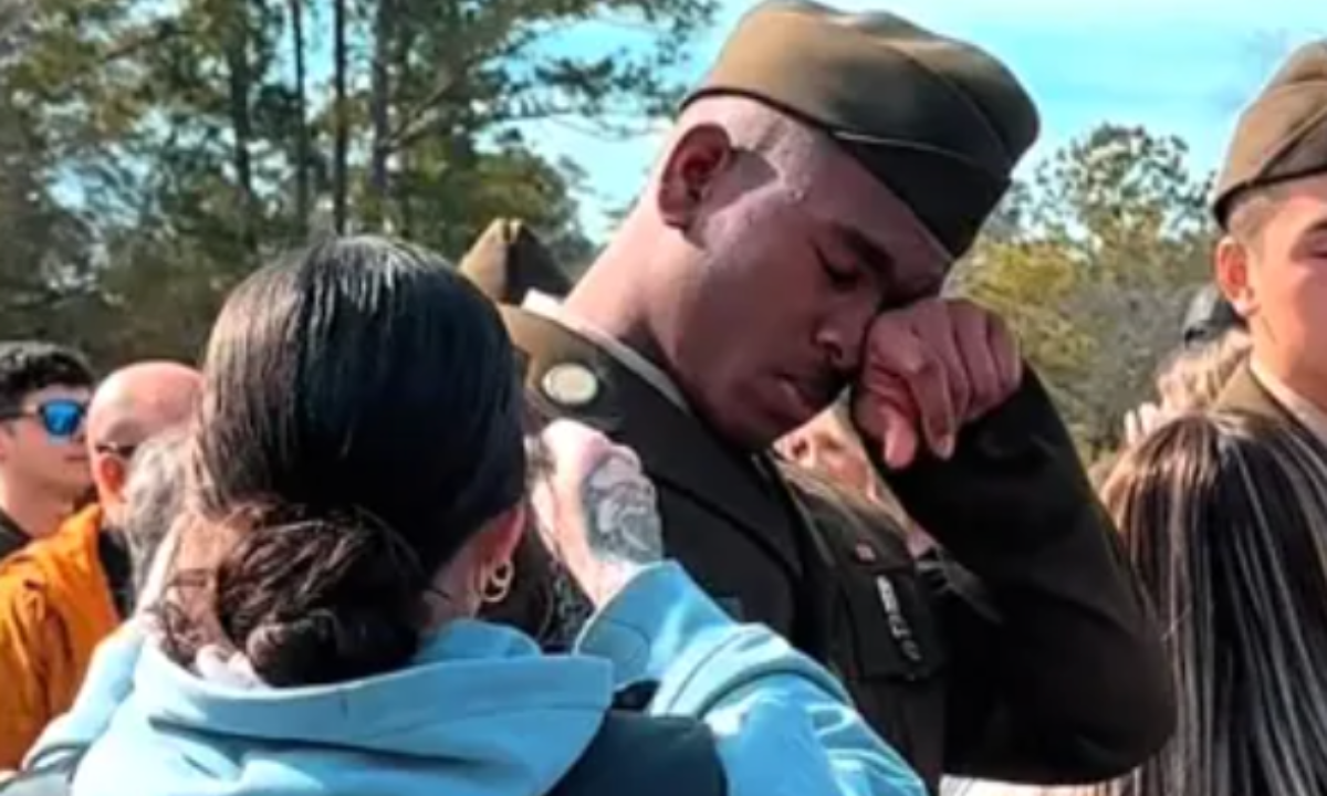 Young Soldier Stood Alone at Graduation Then a Stranger’s Kind Gesture ...